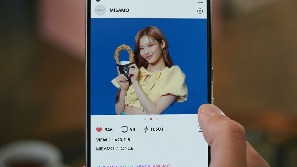 「MISAMO」グループ初となる「Google アプリ」CMが2023年11月13日（月）より全国でオンエア！身の回りの気になるものをカメラでかざして検索する「Googleレンズ機能」を3人が ...